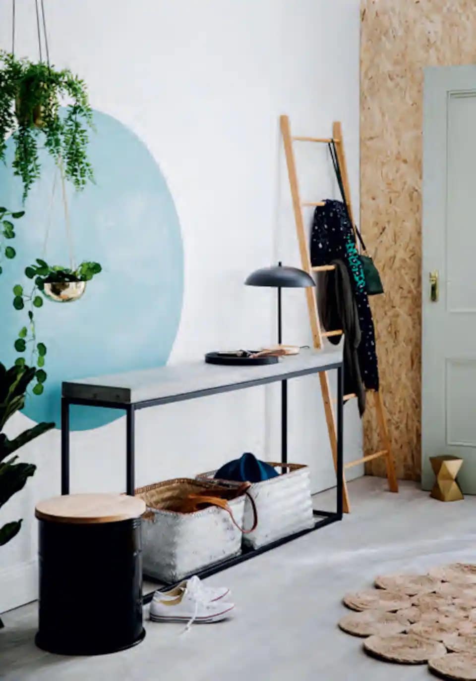 How to decorate an empty wall in an original way without breaking the bank?